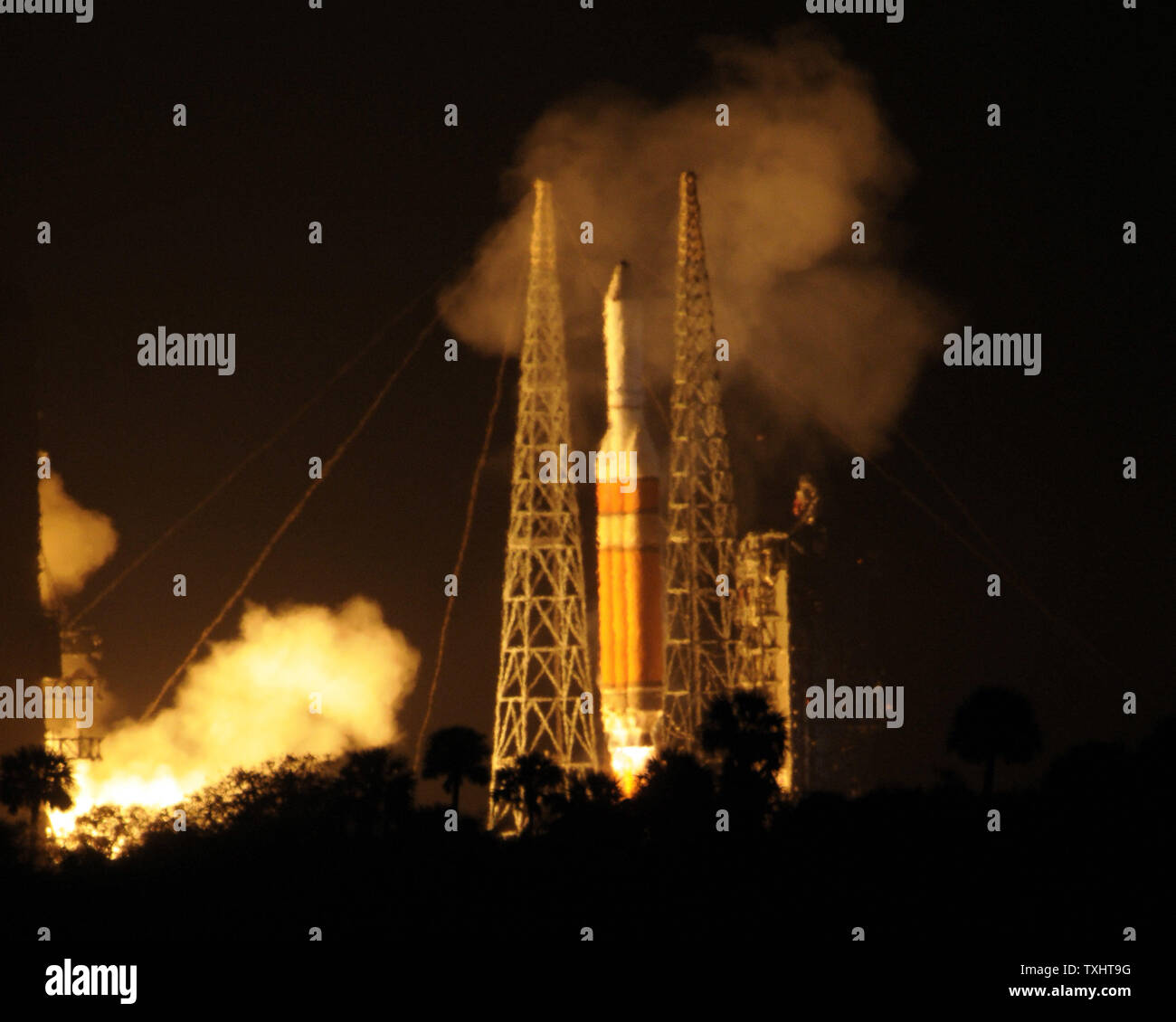 A Boeing Delta IV "Heavy" rocket launches at 9:47 PM from launch pad ...