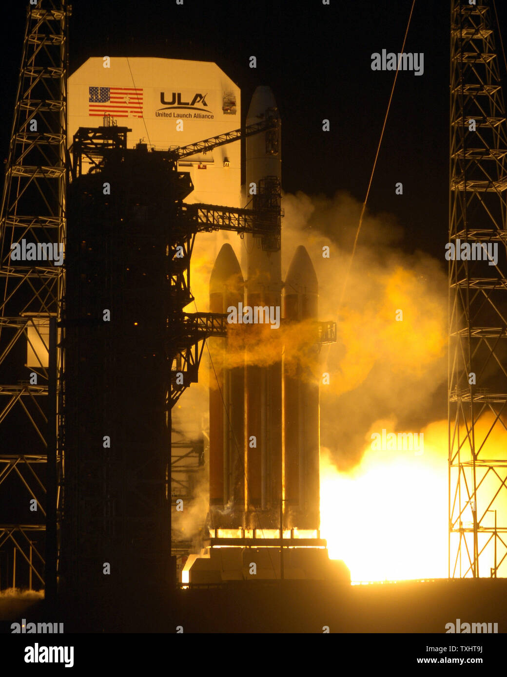 A Boeing Delta IV "Heavy" rocket launches at 9:47 PM from launch pad ...