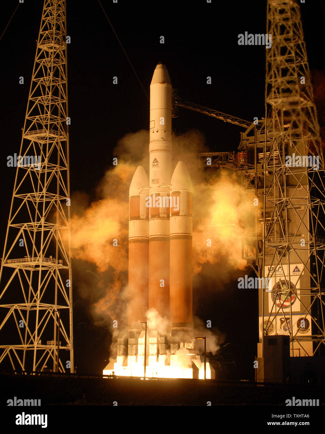 A Boeing Delta IV "Heavy" rocket launches at 9:47 PM from launch pad ...