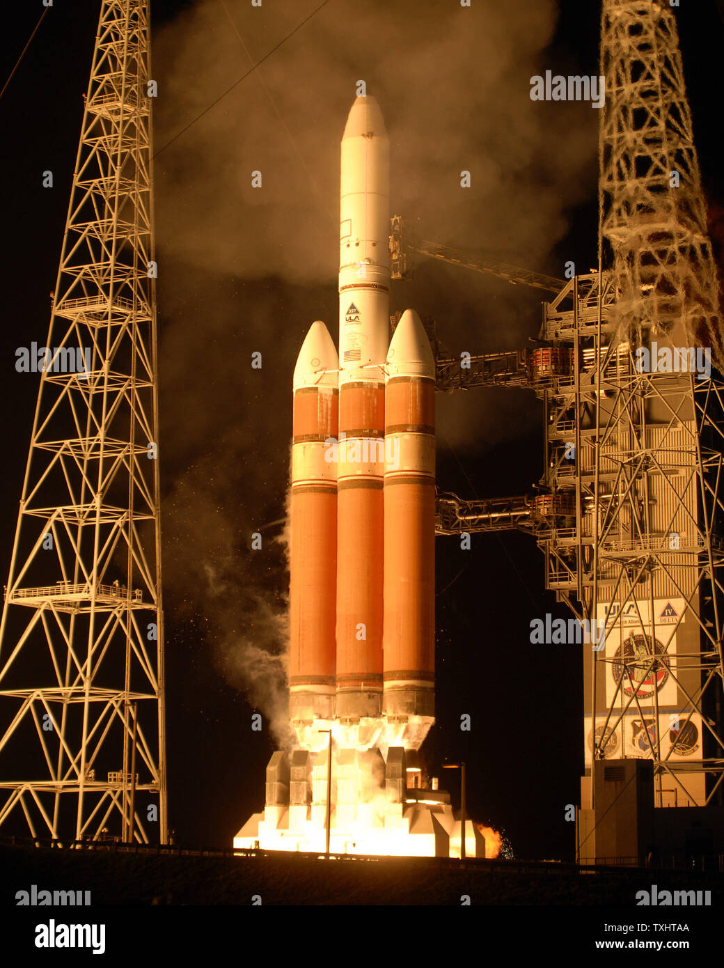 A Boeing Delta IV "Heavy" rocket launches at 9:47 PM from launch pad ...