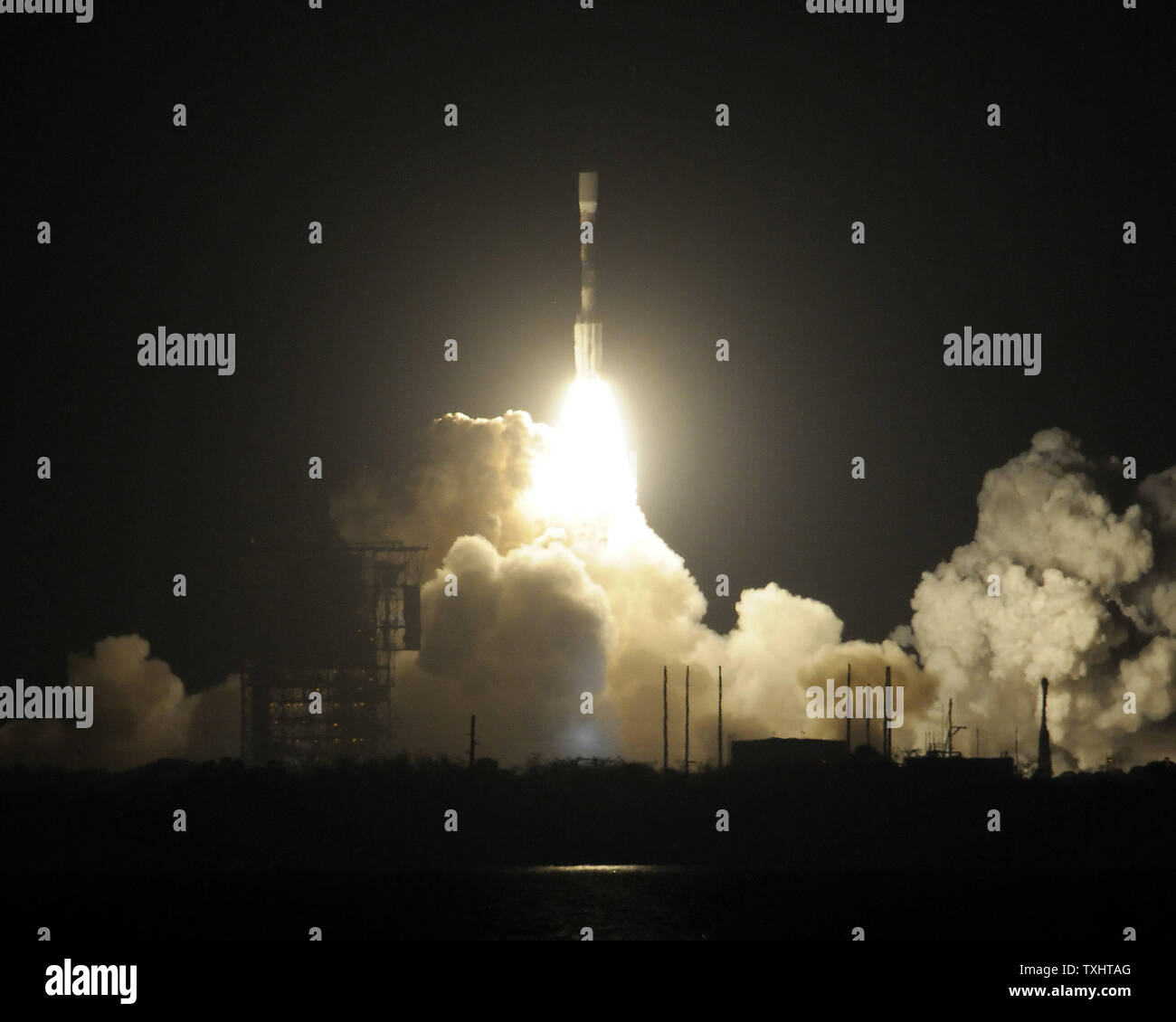 Delta ii launch 2009 hi-res stock photography and images - Alamy