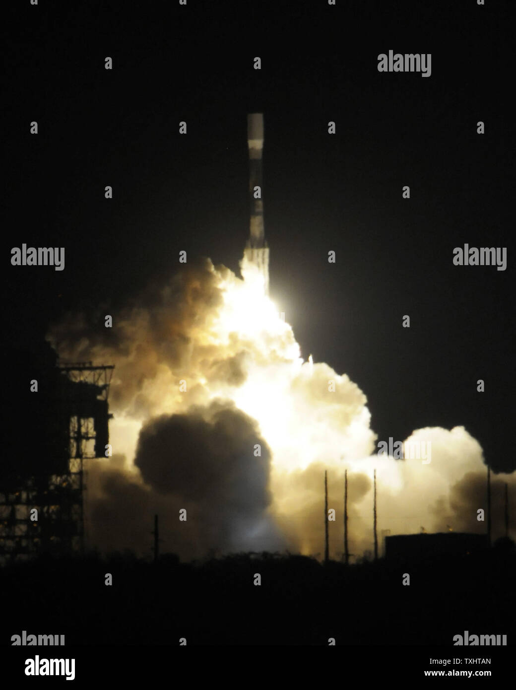 Delta ii launch 2009 hi-res stock photography and images - Alamy