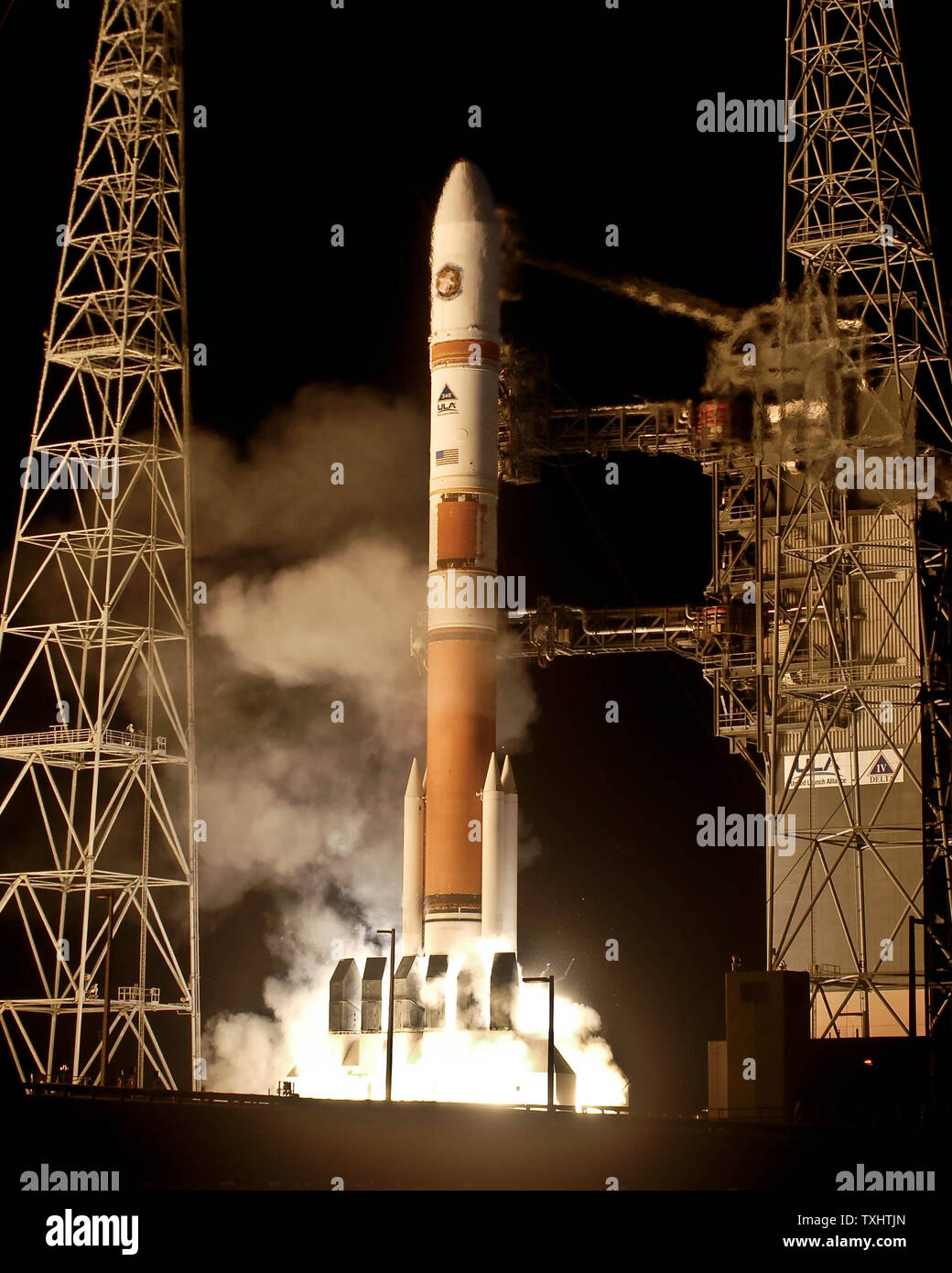 Space shuttle deploy satellite hi-res stock photography and images - Alamy