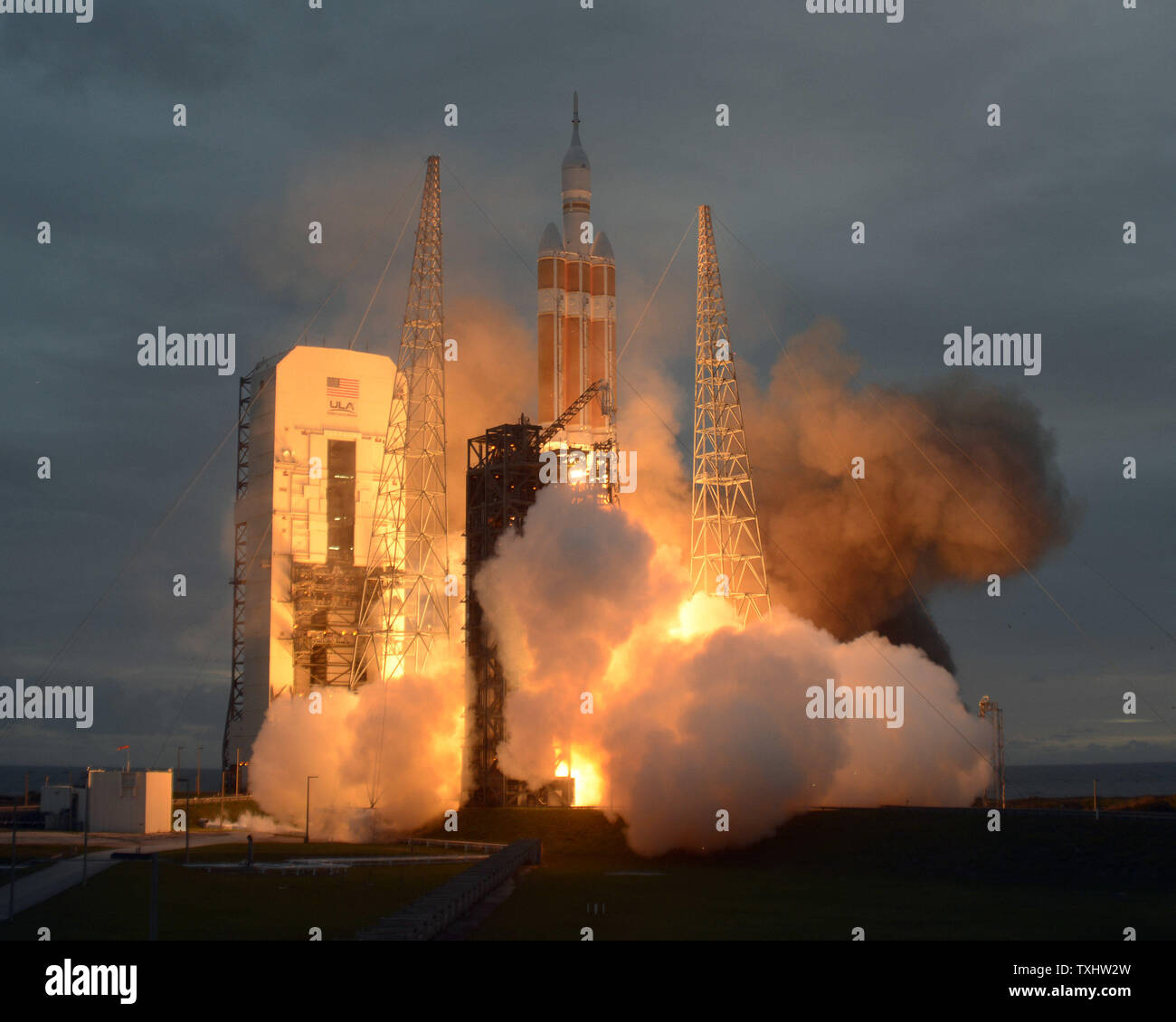 A United Launch Alliance Delta IV Heavy launches NASA's Orion ...