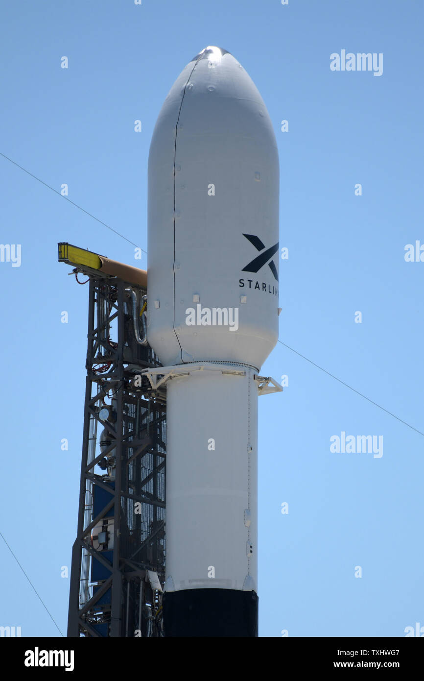 Falcon 9 fairing hi-res stock photography and images - Alamy