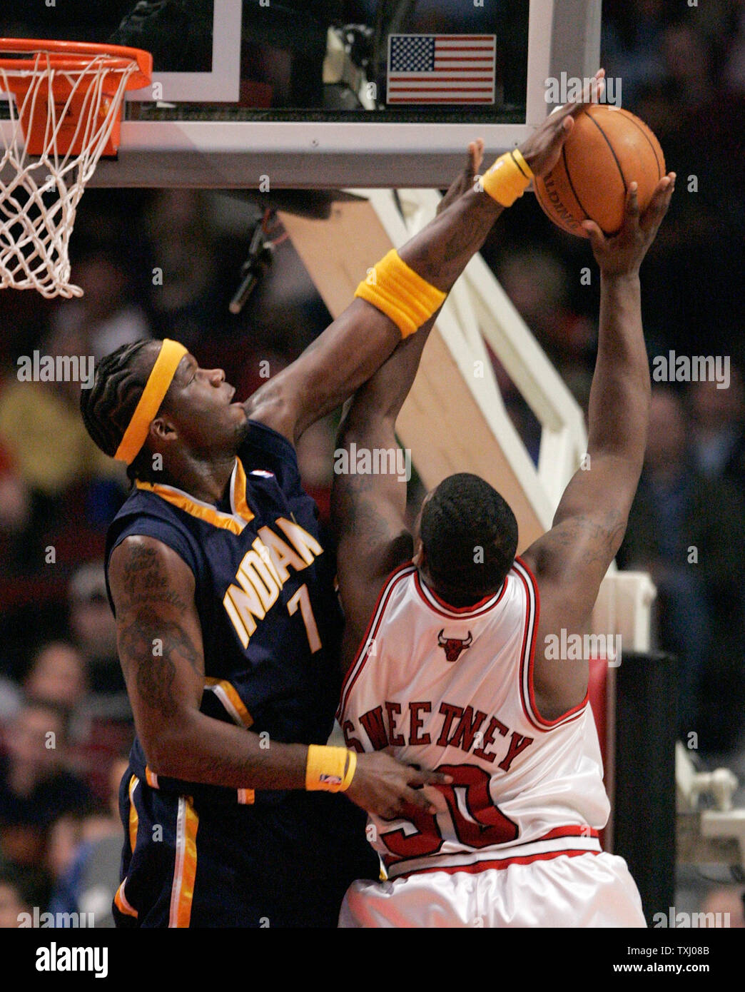 Indiana Pacers Jermaine O'Neal (7) blocks Chicago Bulls' Michael ...