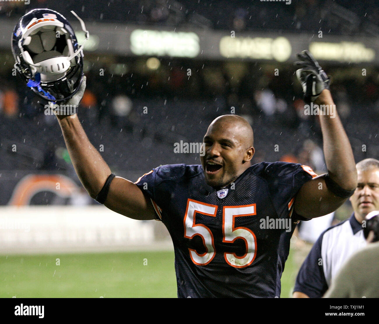 Chicago bears linebacker lance briggs hi-res stock photography and ...