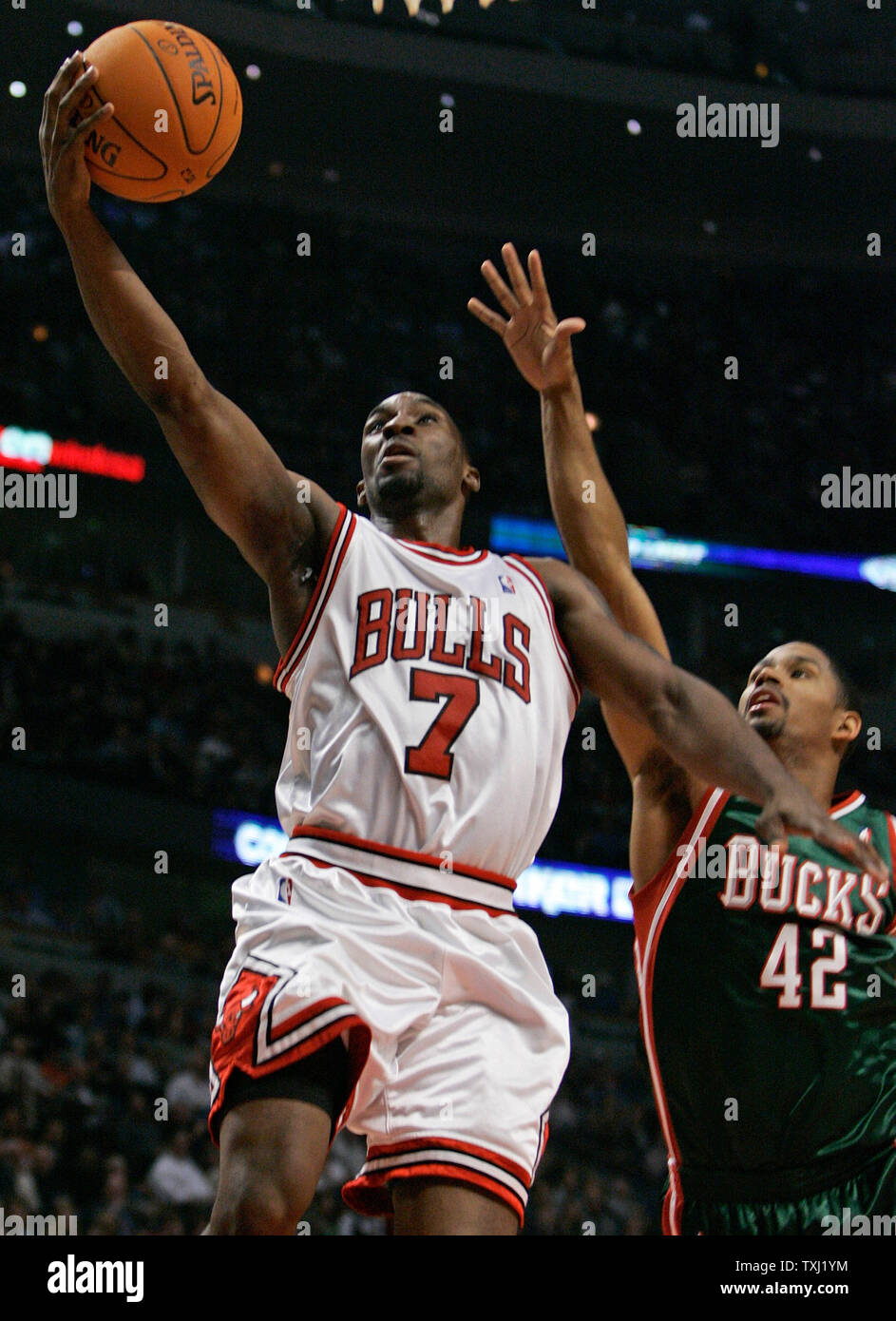 Chicago Bulls guard Ben Gordon (7) drives past Milwaukee Bucks guard ...