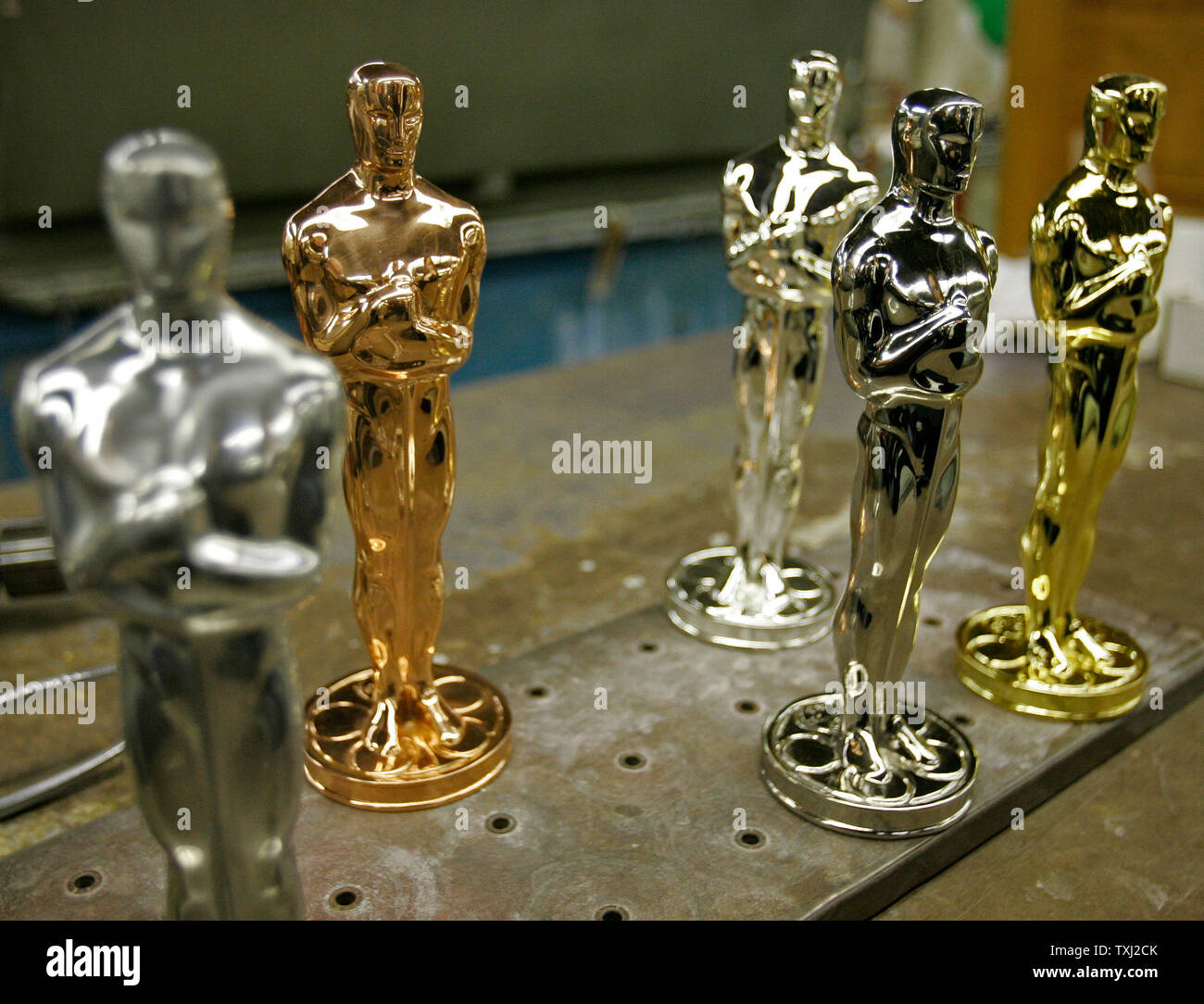 Gold plating oscar hi-res stock photography and images - Alamy