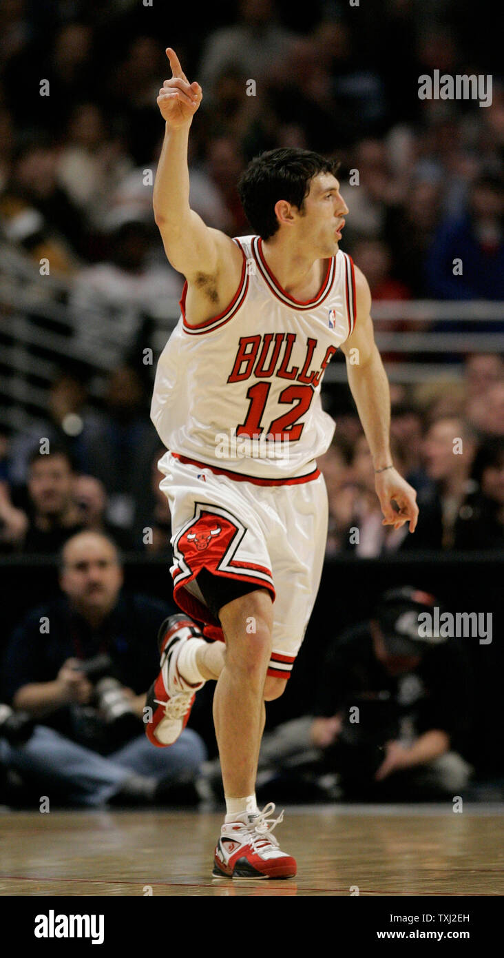 Chicago Bulls' Kirk Hinrich (12) runs back up the court after hitting a ...