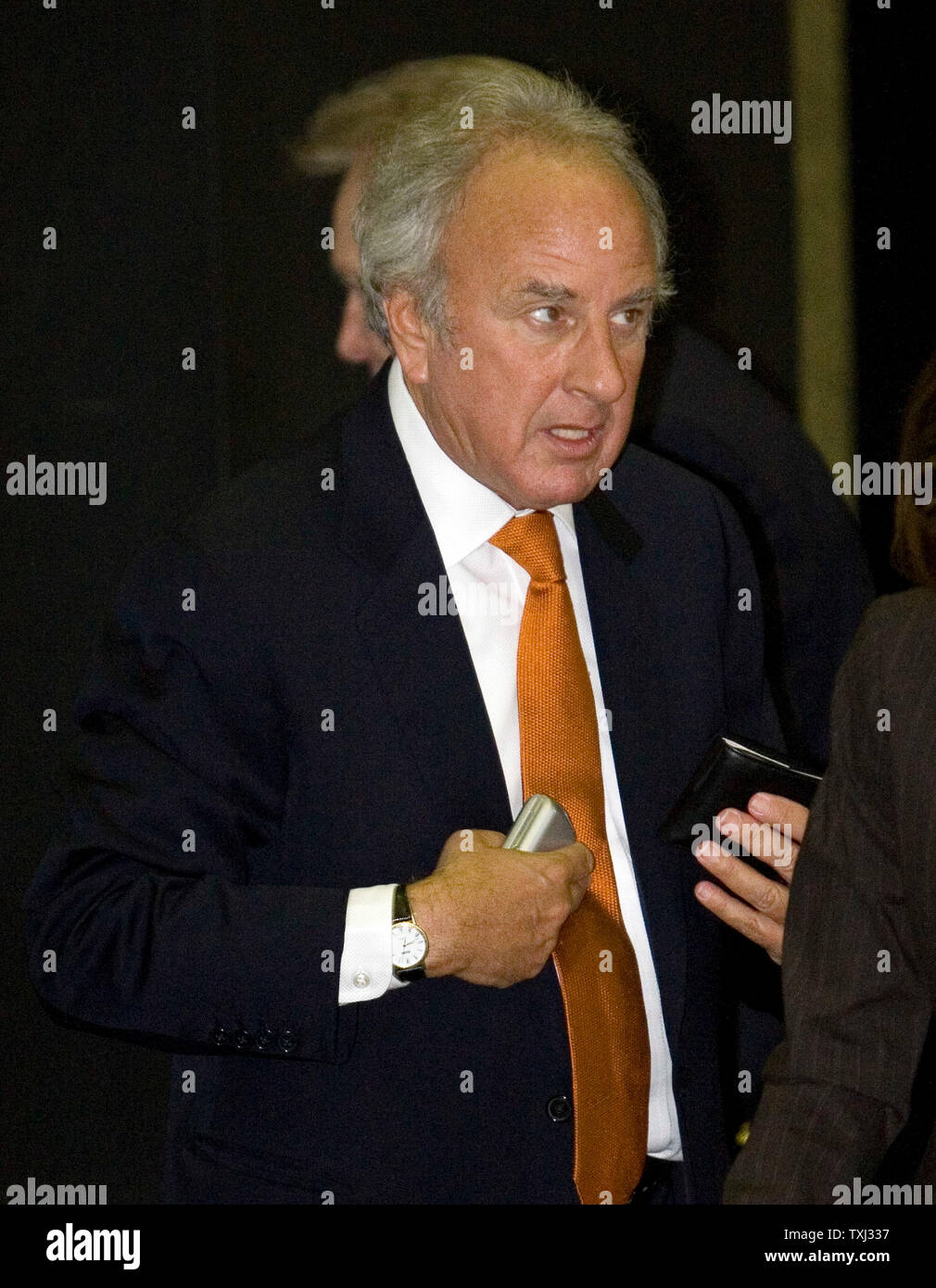 Former Chicago Sun-Times publisher David Radler arrives at federal ...