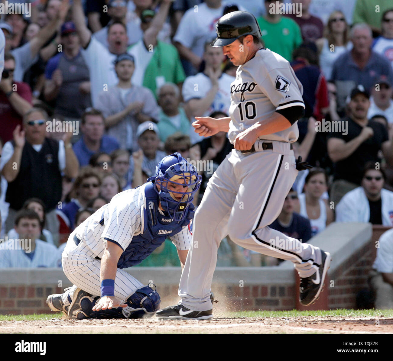 Chicago White Sox left fielder Rob Mackowiak (10) crosses the plate ...