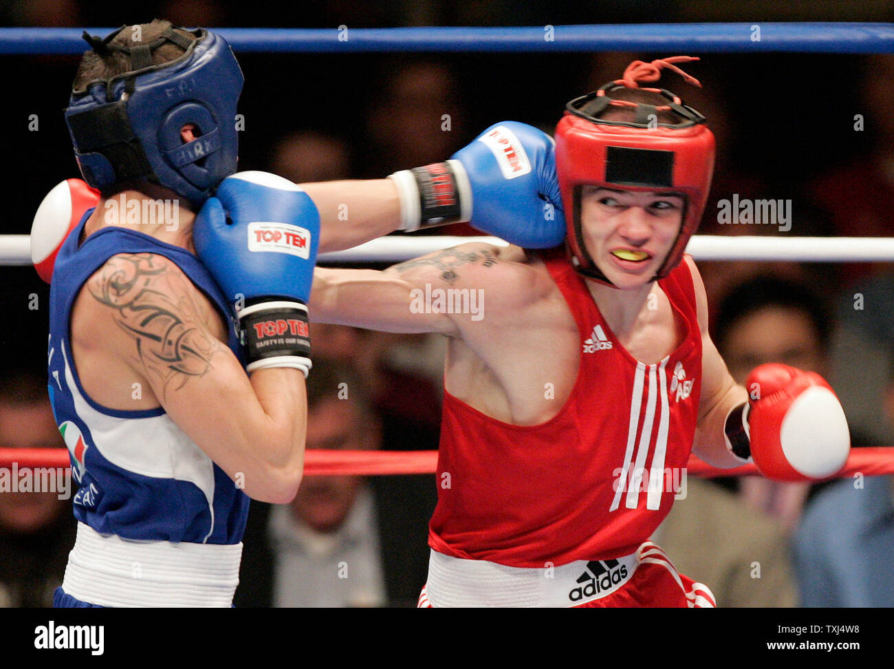 Boxing bout hi-res stock photography and images - Alamy
