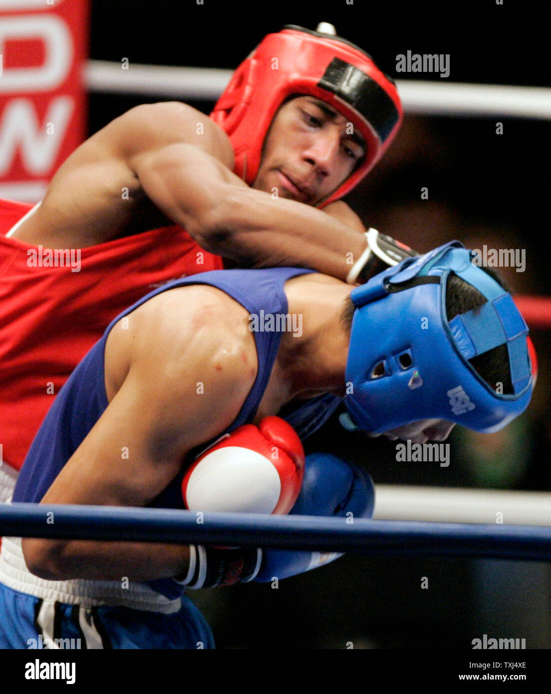 Demetrius Andrade of the USA, in red, hits Non Boonjumnong of Thailand ...
