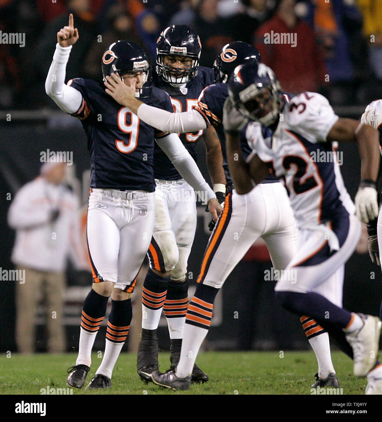 Chicago Bears kicker Robbie Gould (9) celebrates after kicking the ...