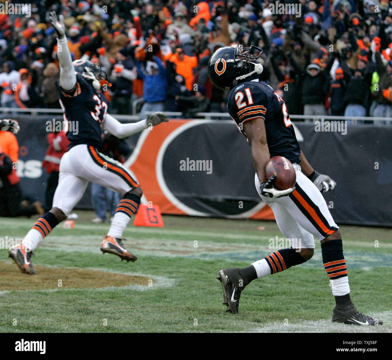 Chicago Bears' Corey Graham (21) and Charles Tillman celebrate after ...