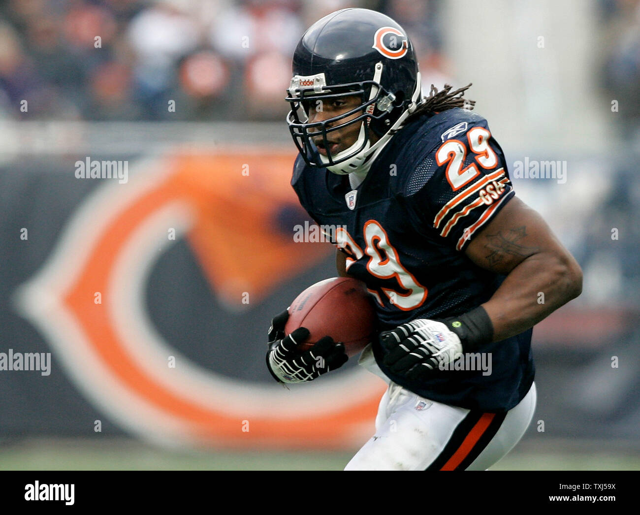 Chicago Bears running back Adrian Peterson (29) runs for a gain of five ...