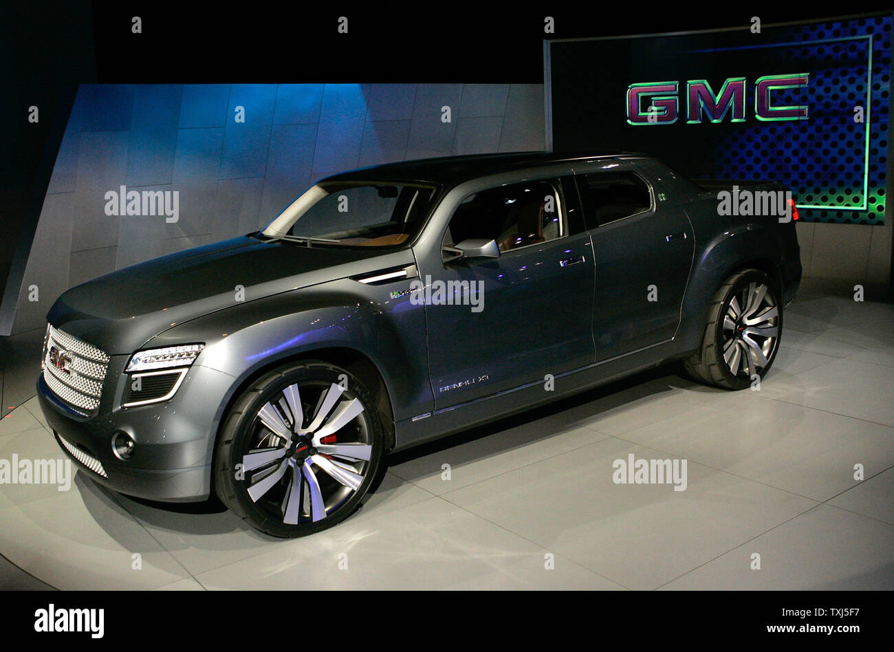 GMC introduces the Denali XT concept car at the 2008 Chicago Auto Show ...