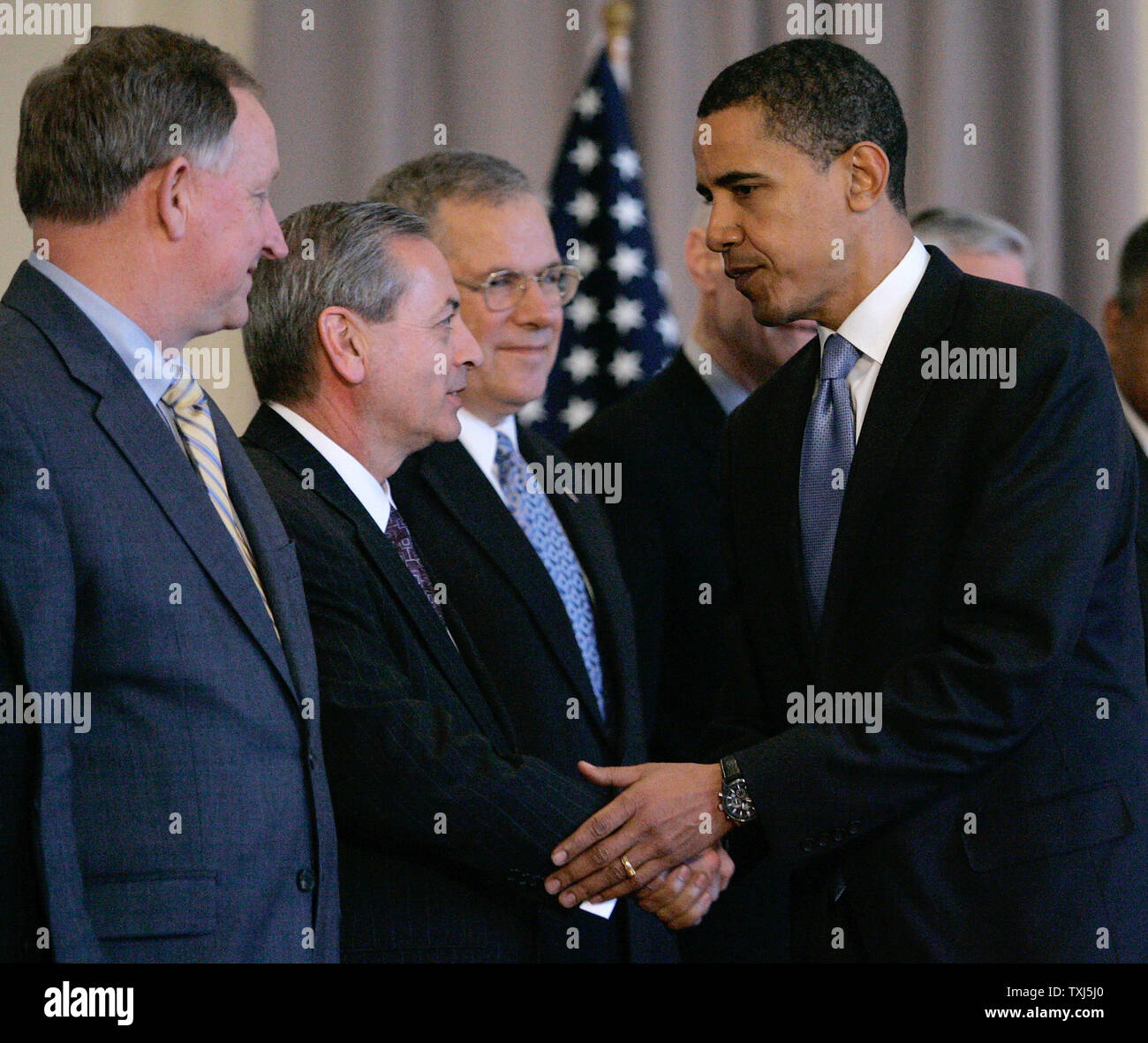 Democratic presidential hopeful Sen. Barack Obama (D-IL) (R) shakes ...