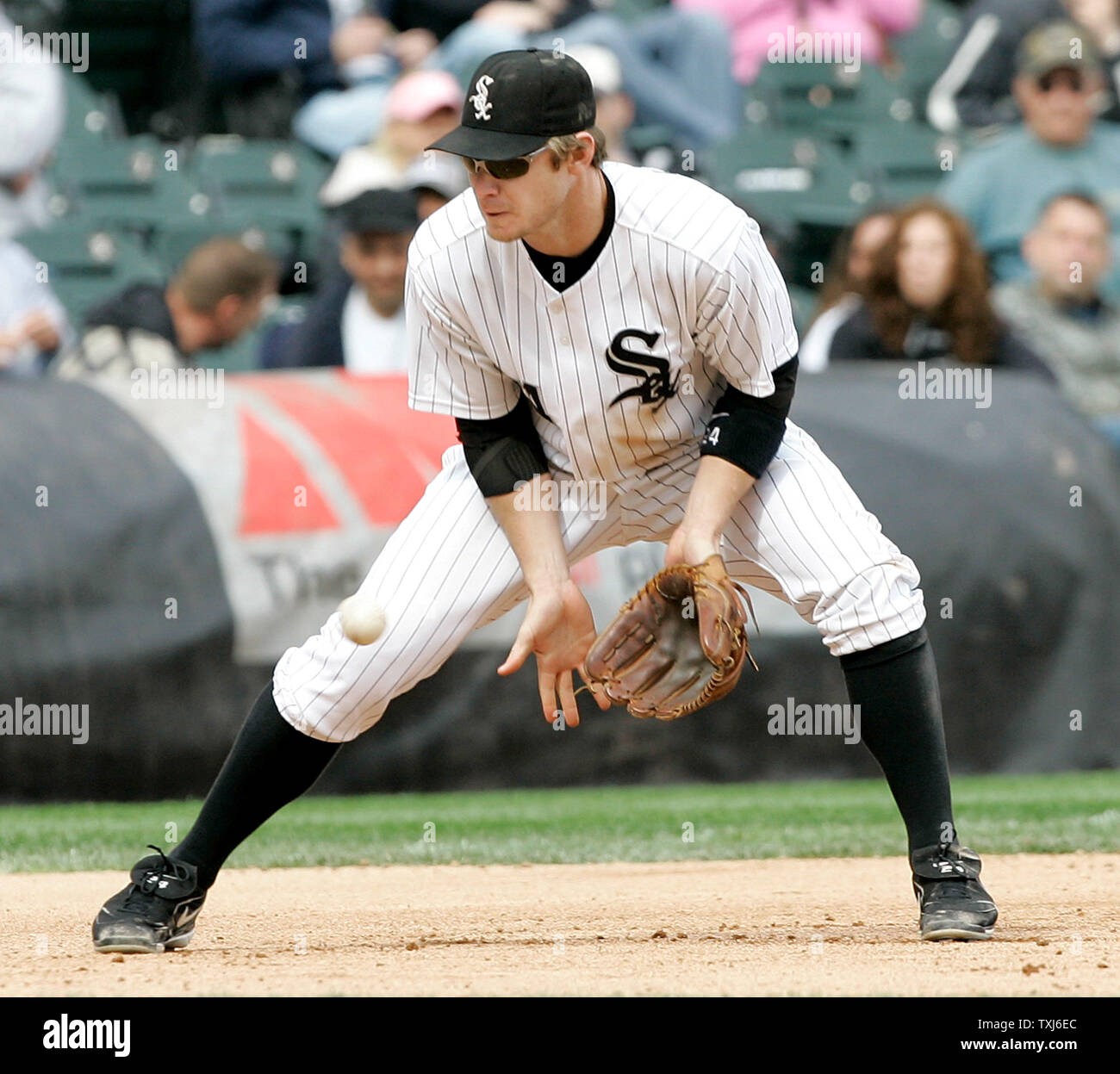 Chicago White Sox third baseman Joe Crede fields a ground ball hit by ...