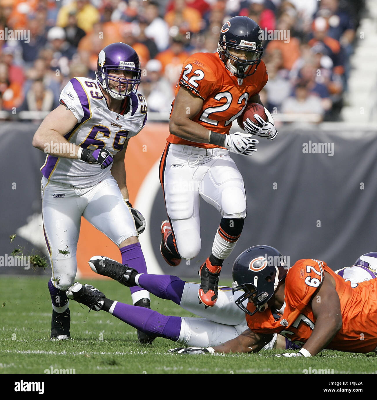 Chicago Bears running back Matt Forte (22) runs for an 8-yard gain on a ...