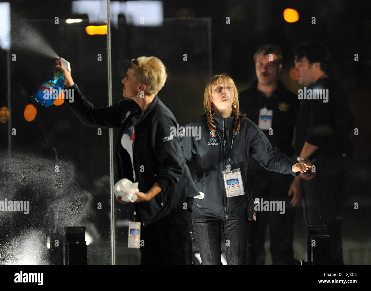 Bullet proof glass hi-res stock photography and images - Alamy