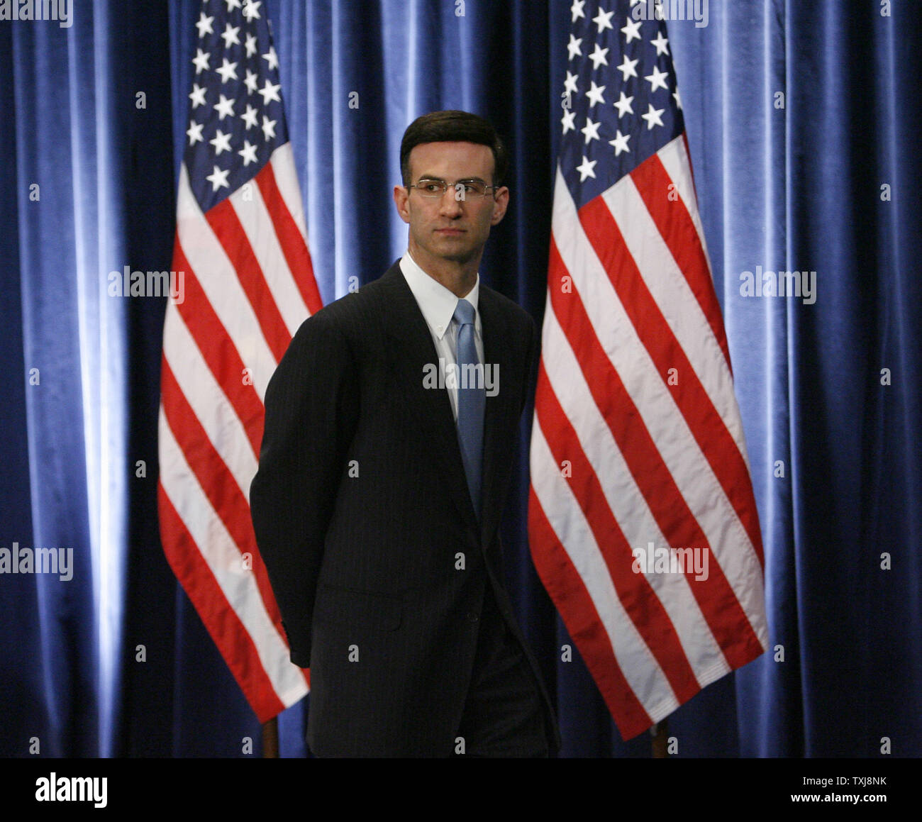 Office of Management and Budget Director-designee Peter Orszag leaves ...