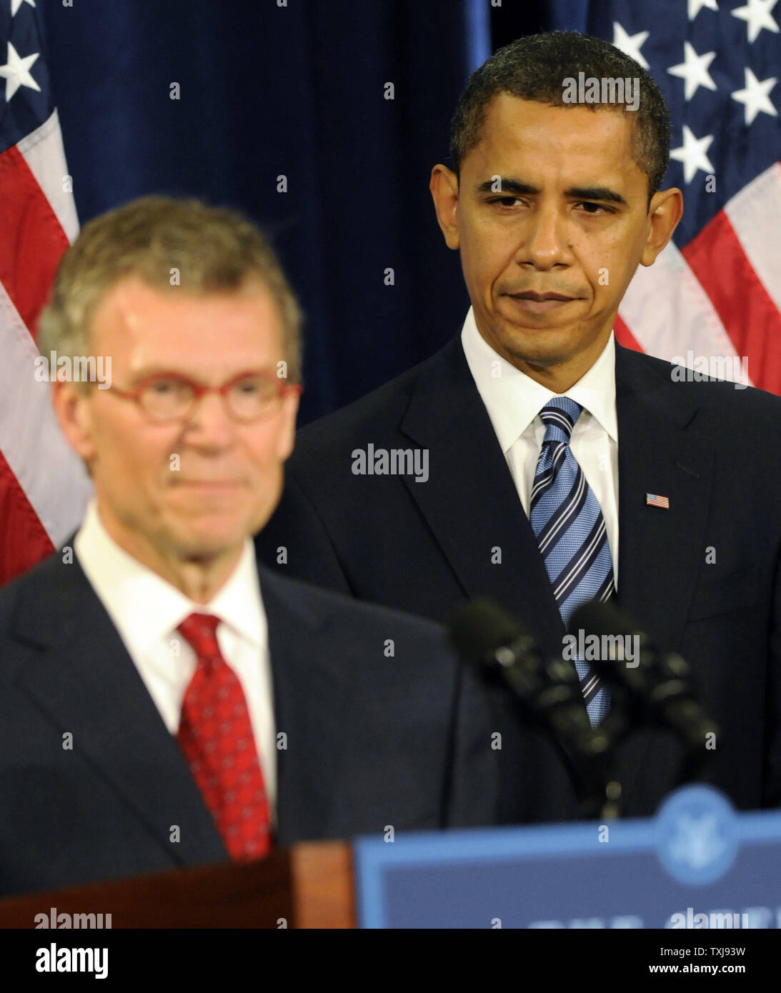 Former Sen. Tom Daschle (D-SD) (L) speaks, as President-elect Barack ...