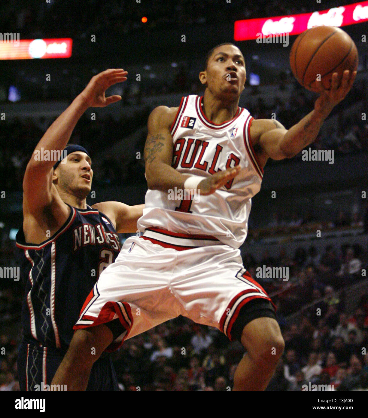 Chicago Bulls guard Derrick Rose (R) drives past New Jersey Nets center ...