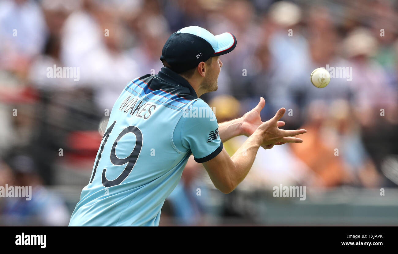 Cricket Catches High Resolution Stock Photography and Images - Alamy