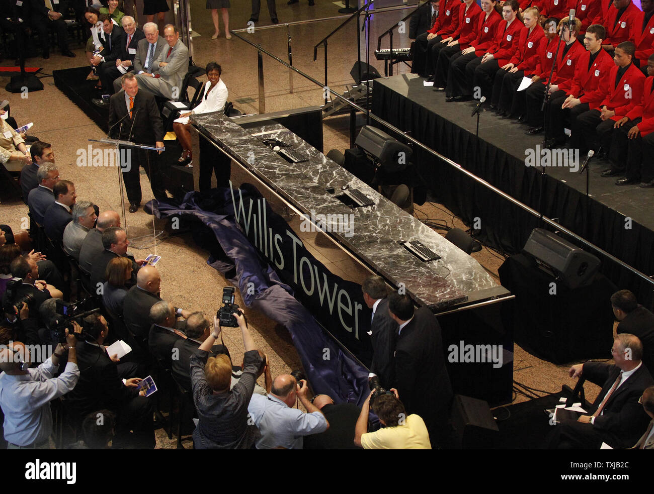Chicago Mayor Richard M. Daley (L) and Willis Group Holdings Chairman ...