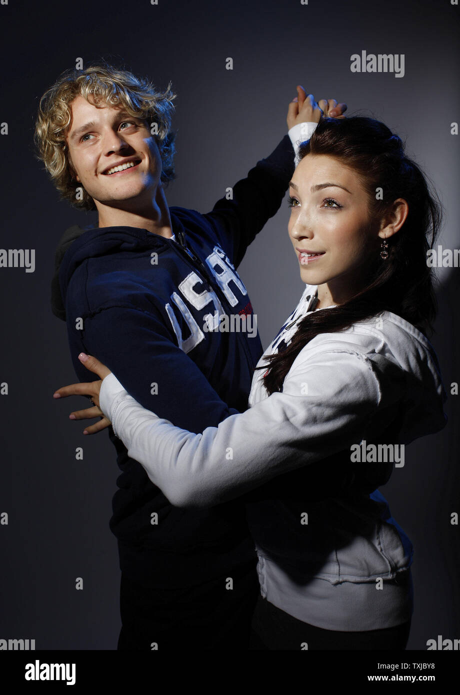 Meryl davis charlie white pose hi-res stock photography and images - Alamy