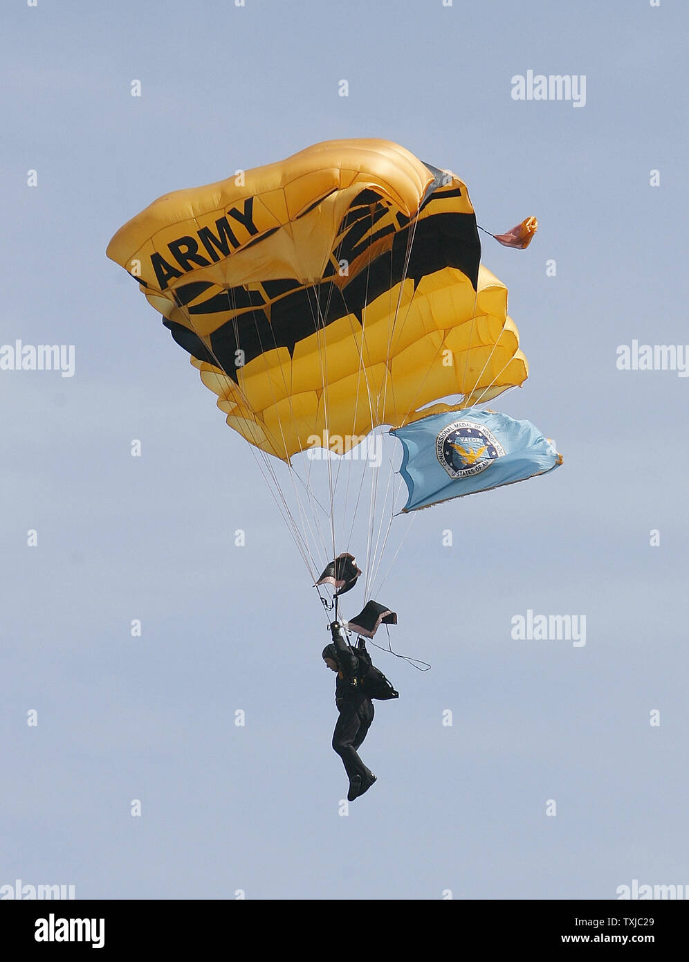 Soldier in parachutes hi-res stock photography and images - Alamy