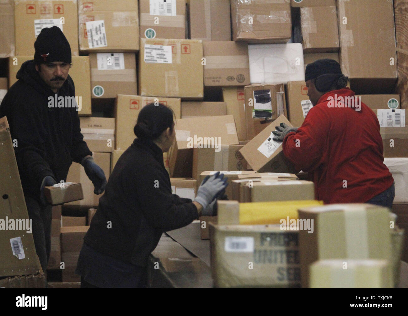 Parcel sorting facility hi-res stock photography and images - Alamy