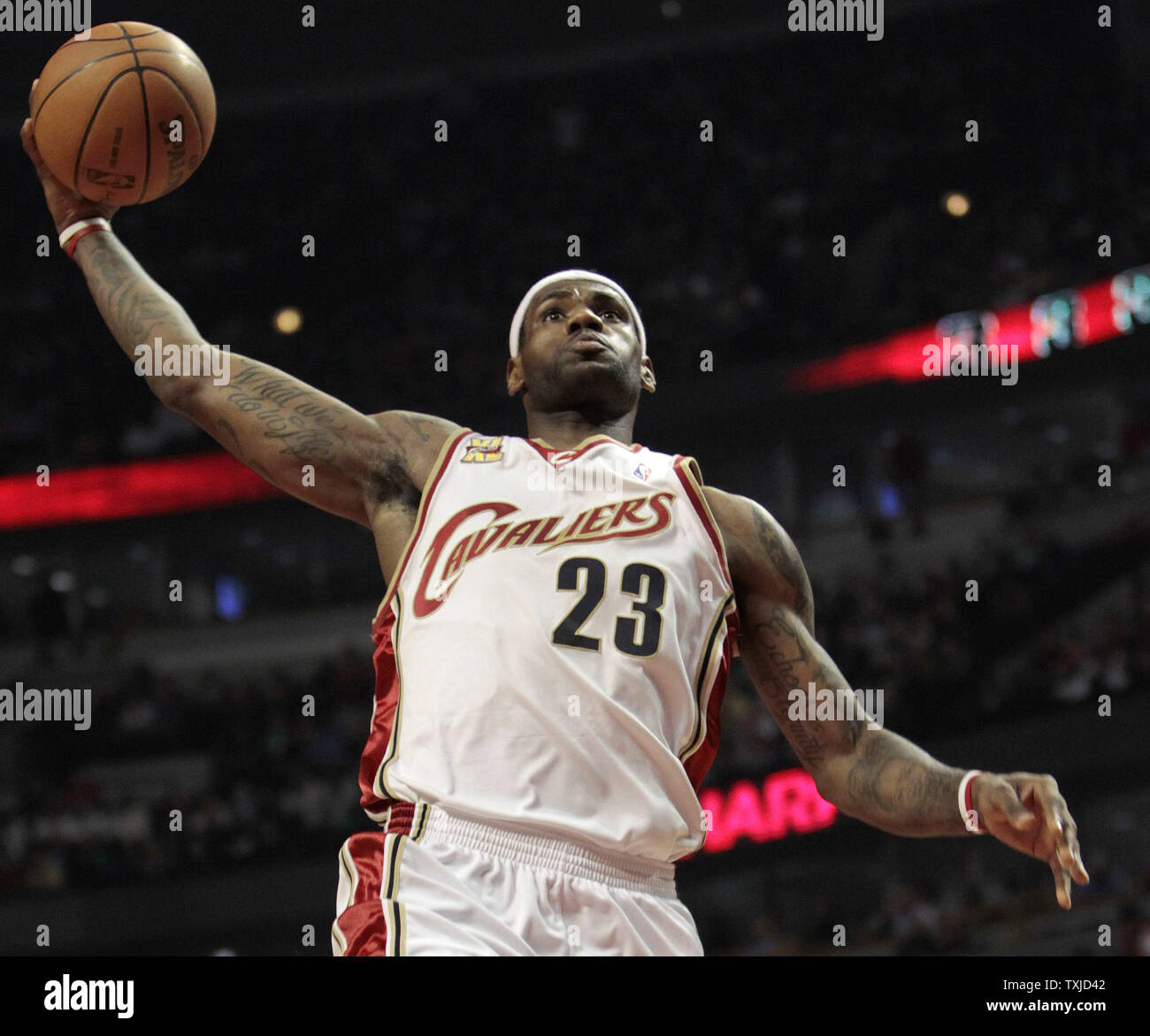 Dunk lebron james hi-res stock photography and images - Alamy