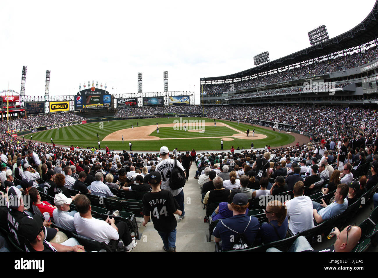 Cellular field chicago stadium hi-res stock photography and images - Alamy