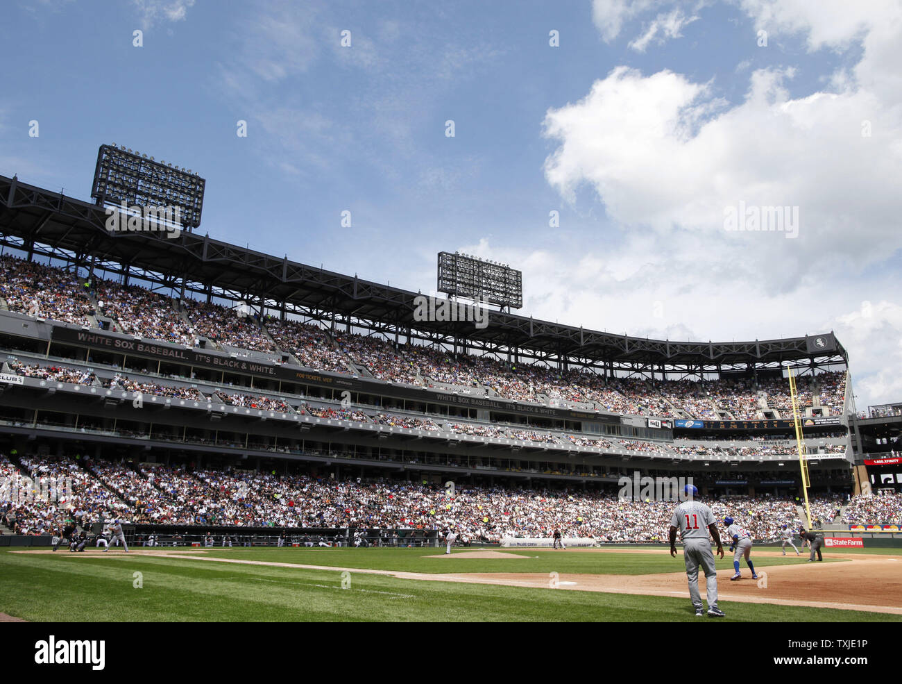 Cellular field chicago stadium hi-res stock photography and images - Alamy