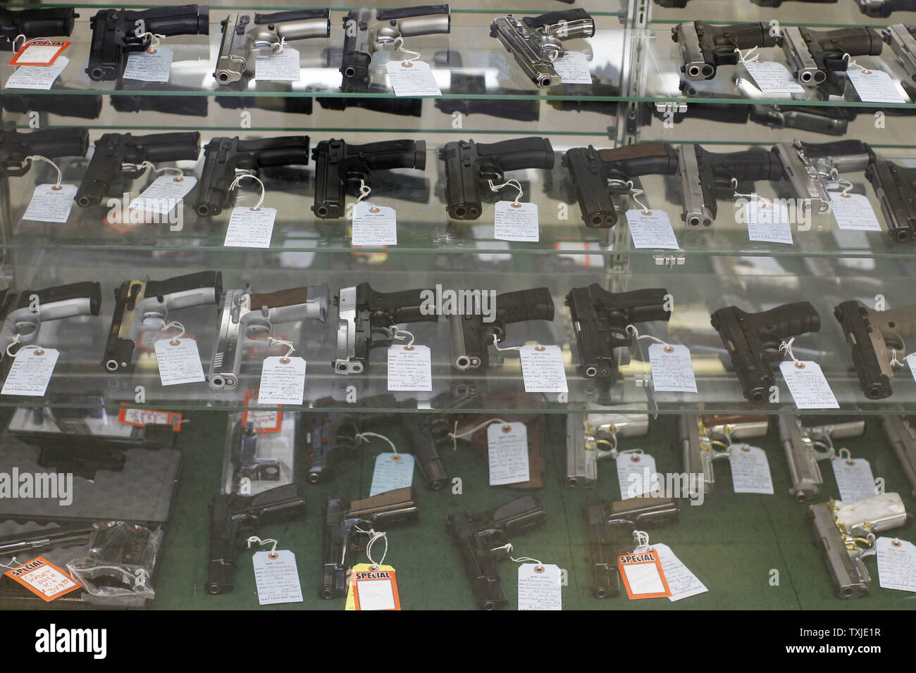 Semiautomatic store hi-res stock photography and images - Alamy