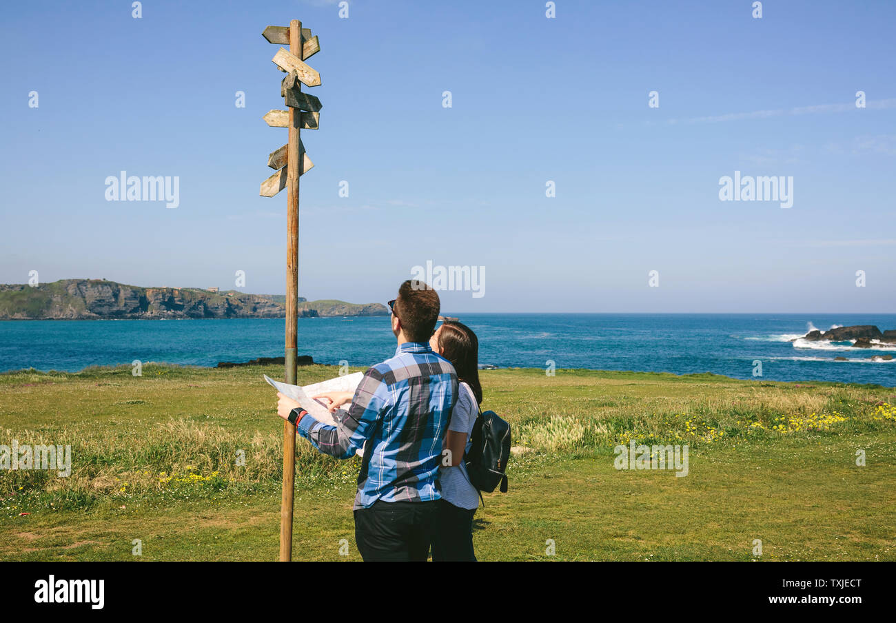 Lost looking at map hi-res stock photography and images - Alamy