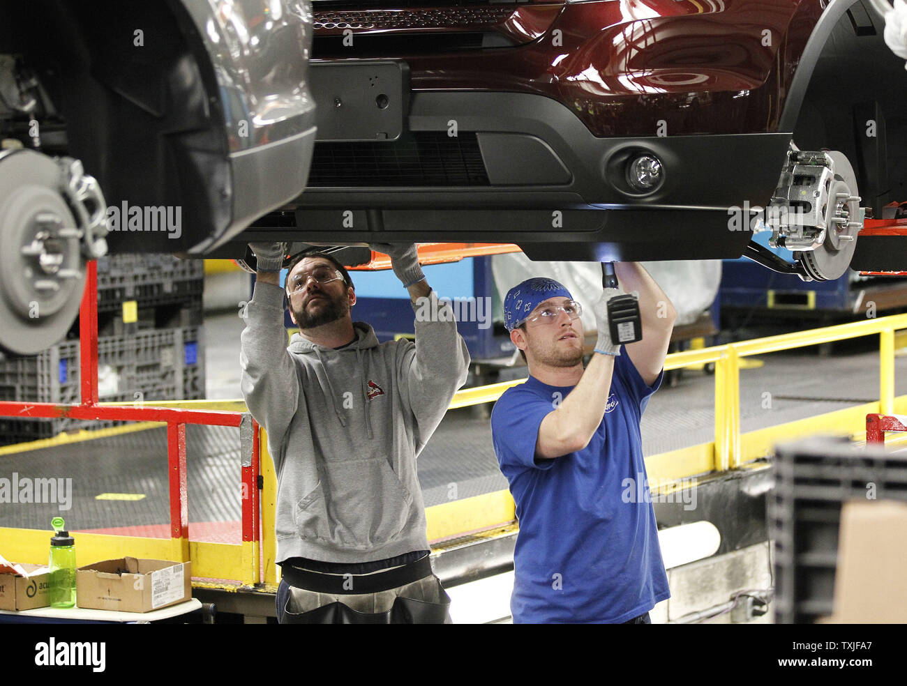 Assembly line workers ford hi-res stock photography and images - Alamy