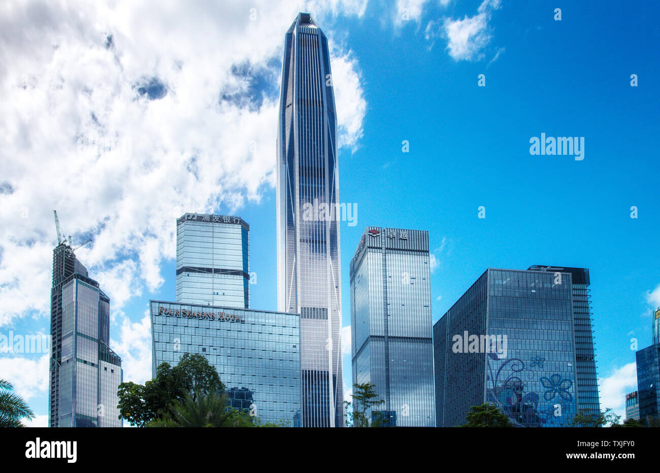 Reflecting glass curtain wall hi-res stock photography and images - Alamy