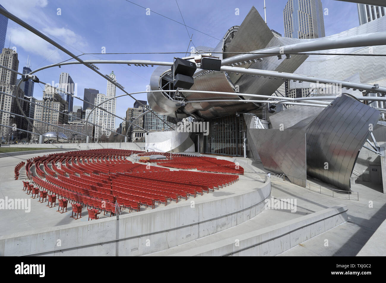 The Jay Pritzker Pavilion, a bandshell designed by architect Frank ...