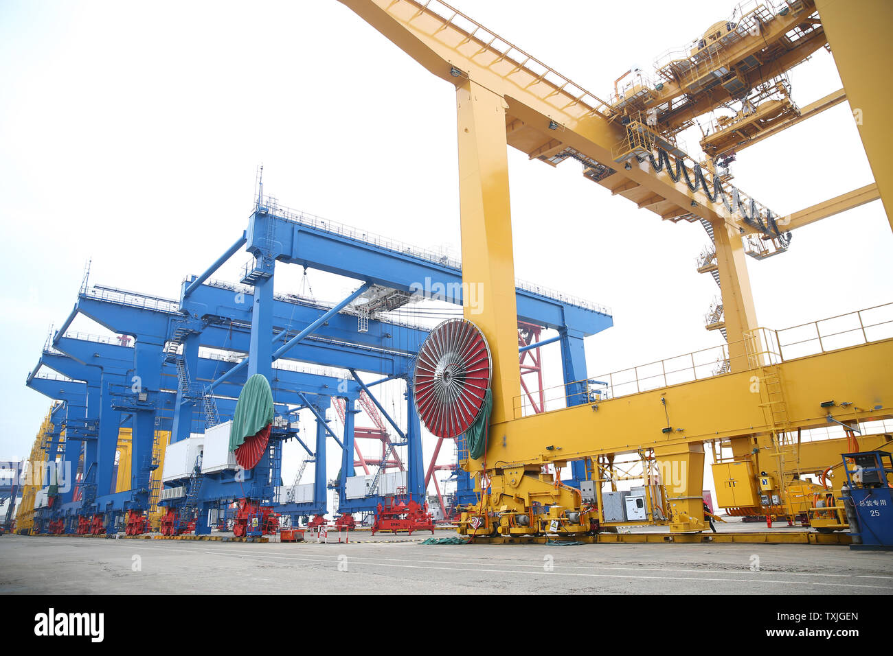 Dragon gate crane track crane Stock Photo - Alamy