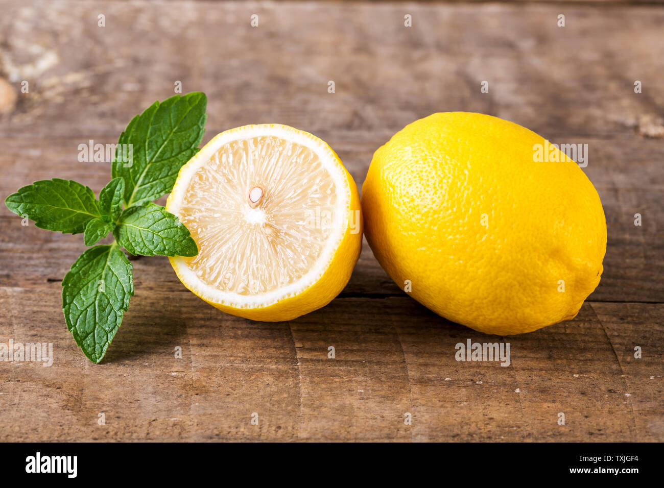 Half slice lemon mint hi-res stock photography and images - Alamy