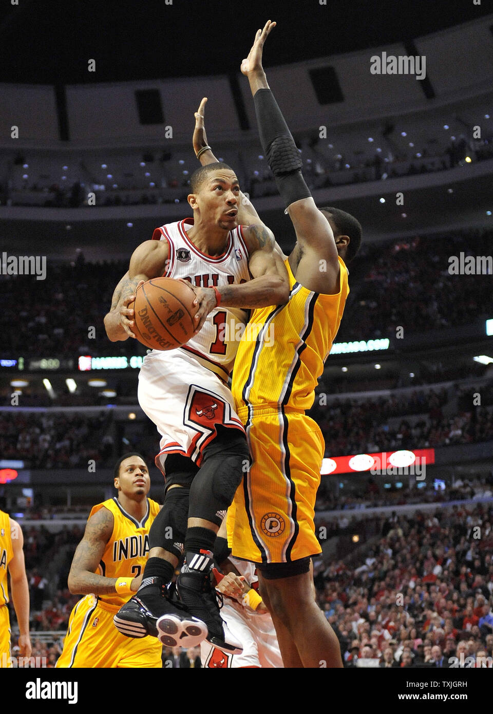 Chicago Bulls guard Derrick Rose (L) goes up for a shot as Indiana ...