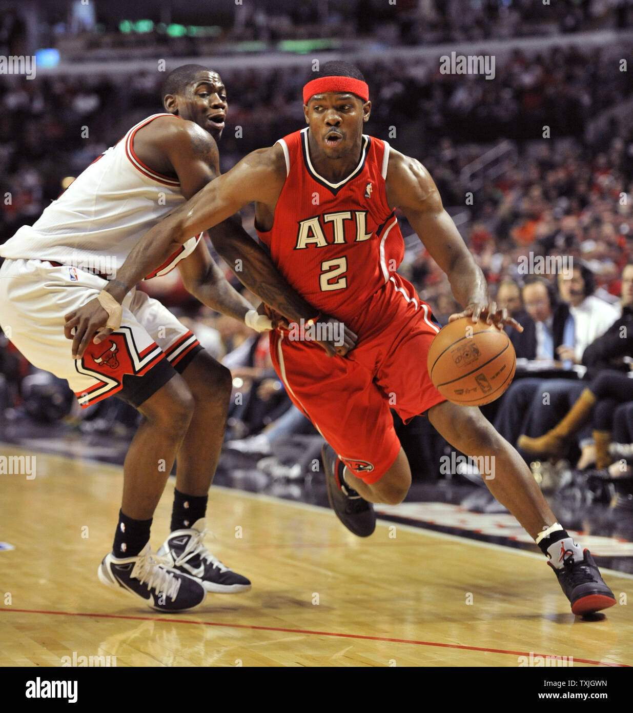 Atlanta Hawks guard Joe Johnson drives on Chicago Bulls guard Ronnie ...