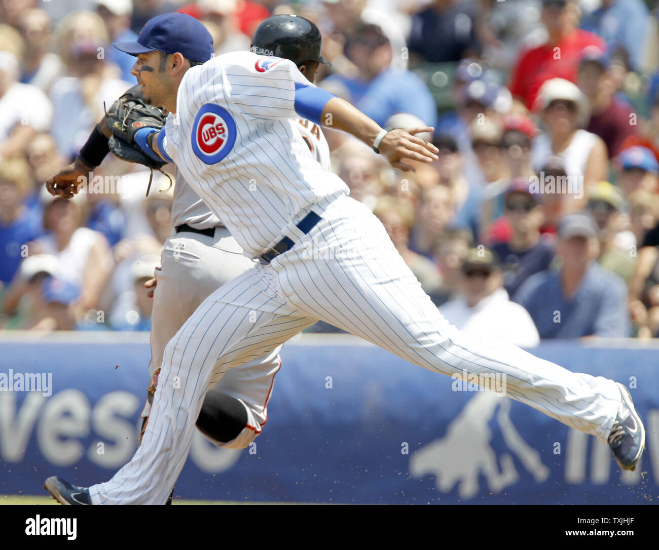 Chicago Cubs first baseman Carlos Pena, front, tags out San Francisco ...
