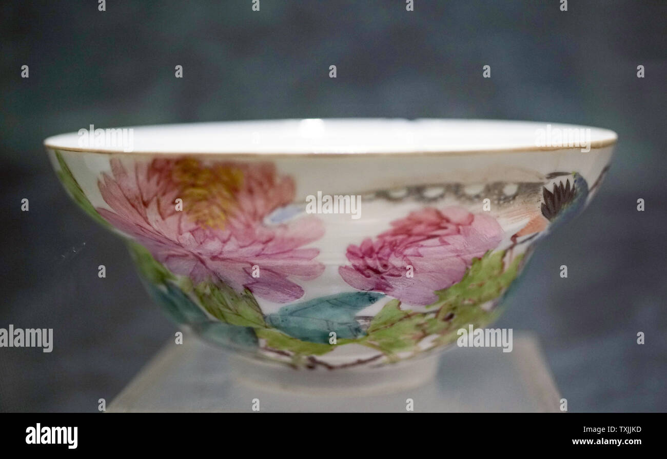 Tang three-color statue Stock Photo - Alamy