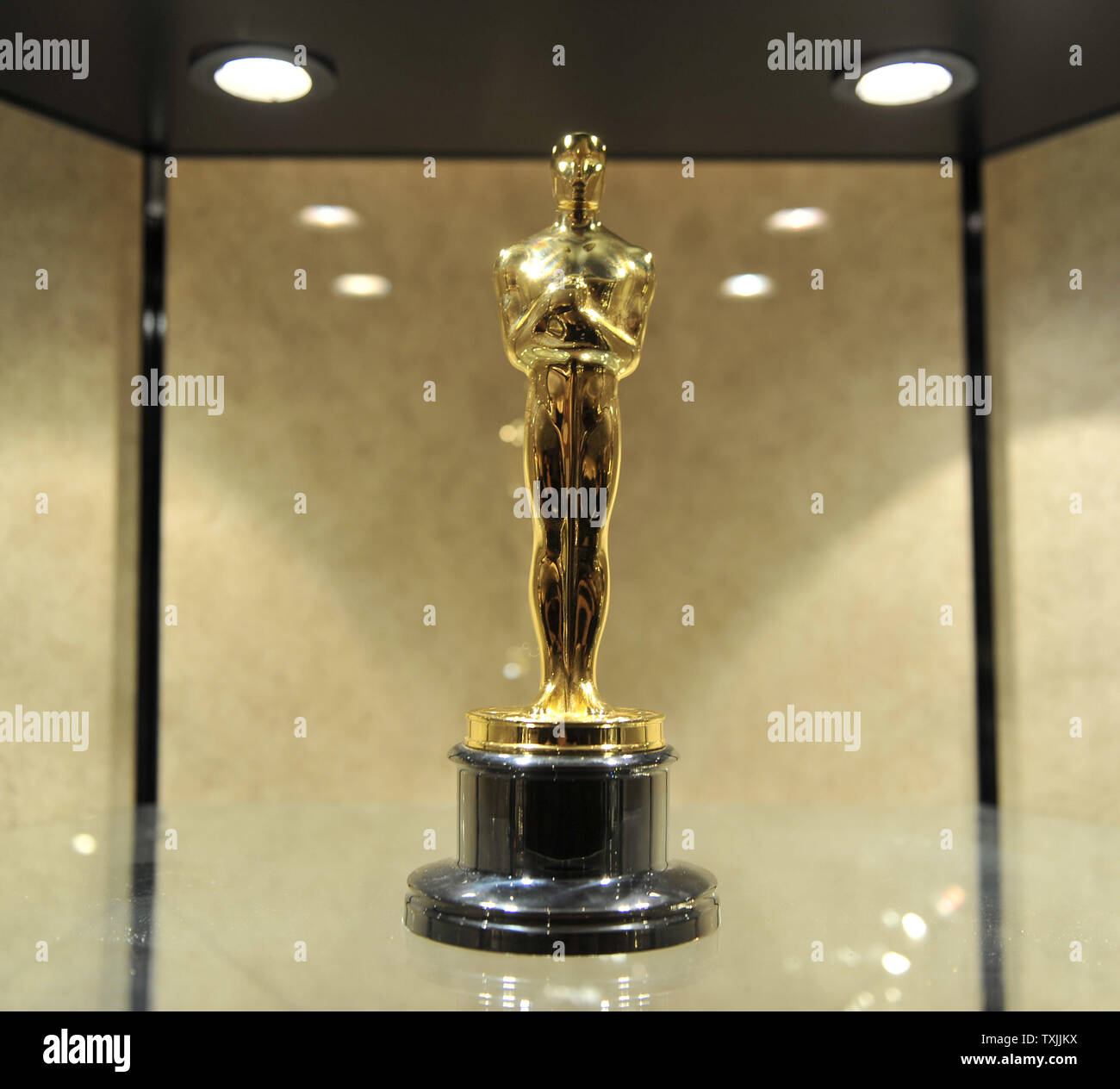 Oscar Award Statuette High Resolution Stock Photography and Images - Alamy