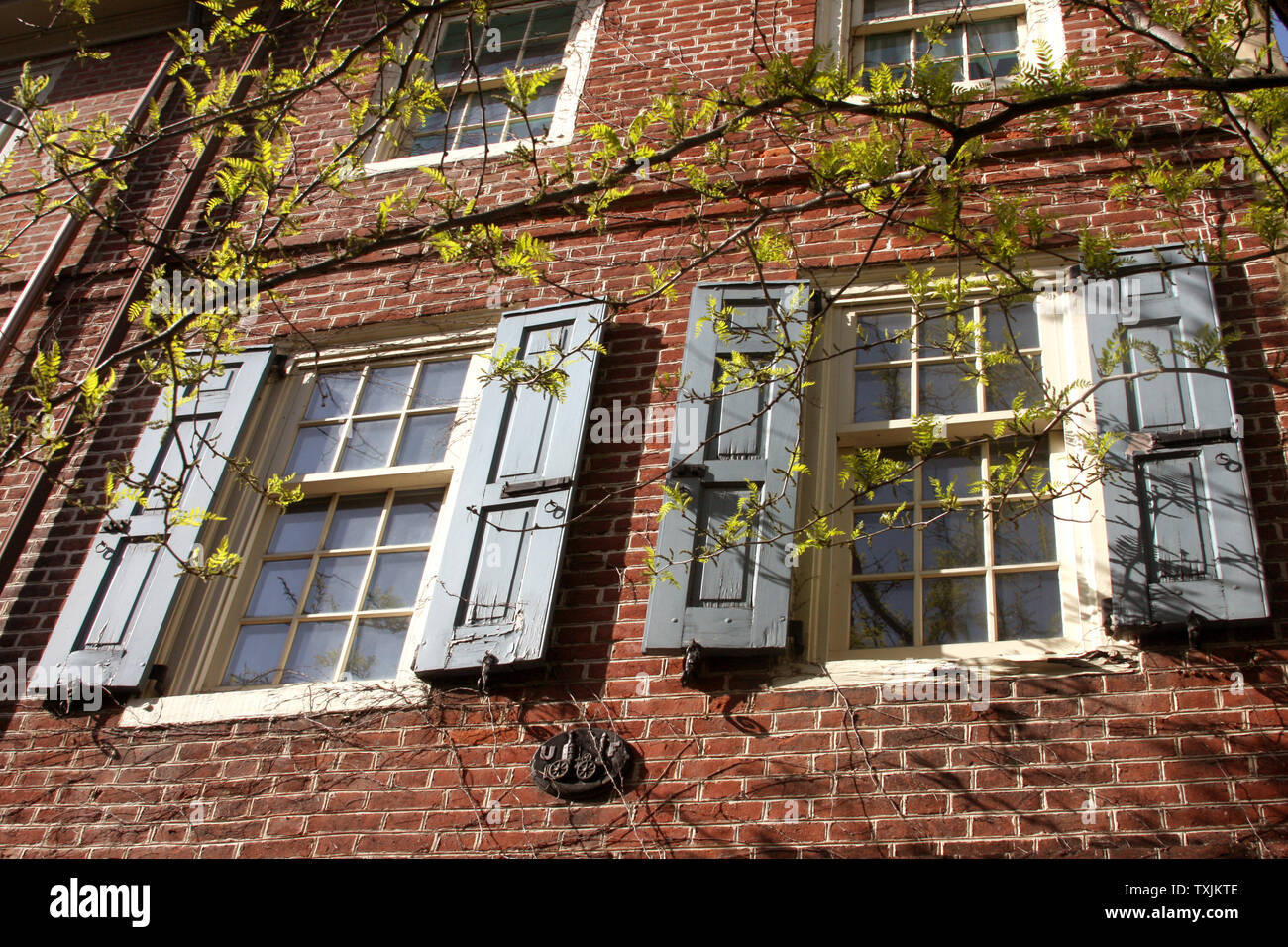 Elfreth’s Alley, Philadelphia, PA, USA. Facade of old colonial brick ...
